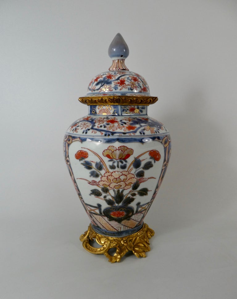 Pair Japanese Imari porcelain vases and covers, c. 1690. Genroku Period ...