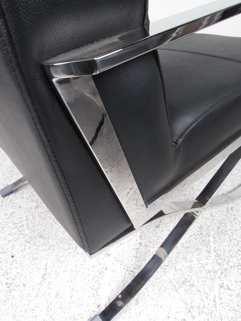 Pair of Modern Club Chairs with X Frame Base For Sale at 1stDibs