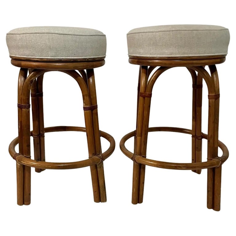 Paire de tabourets de cuisine ou de bar en bambou tapissés des années ...