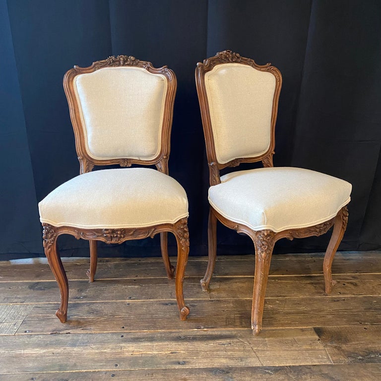 Paire de chaises Louis XV françaises du 19ème siècle en noyer finement ...