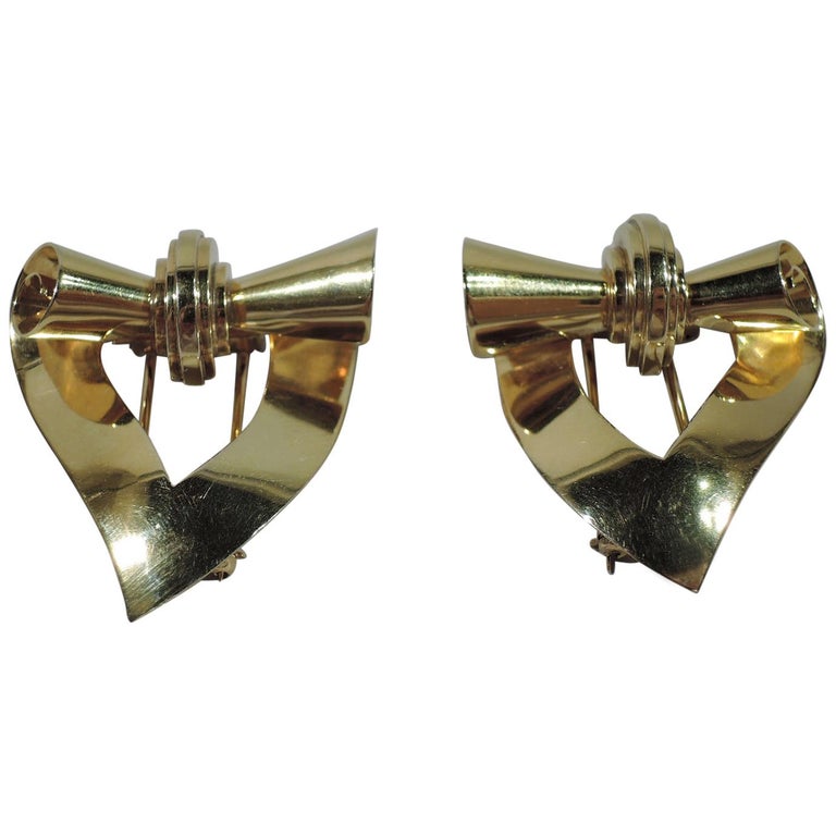 Pair of American 14 Karat Gold Retro Strapwork Pins For Sale at 1stDibs