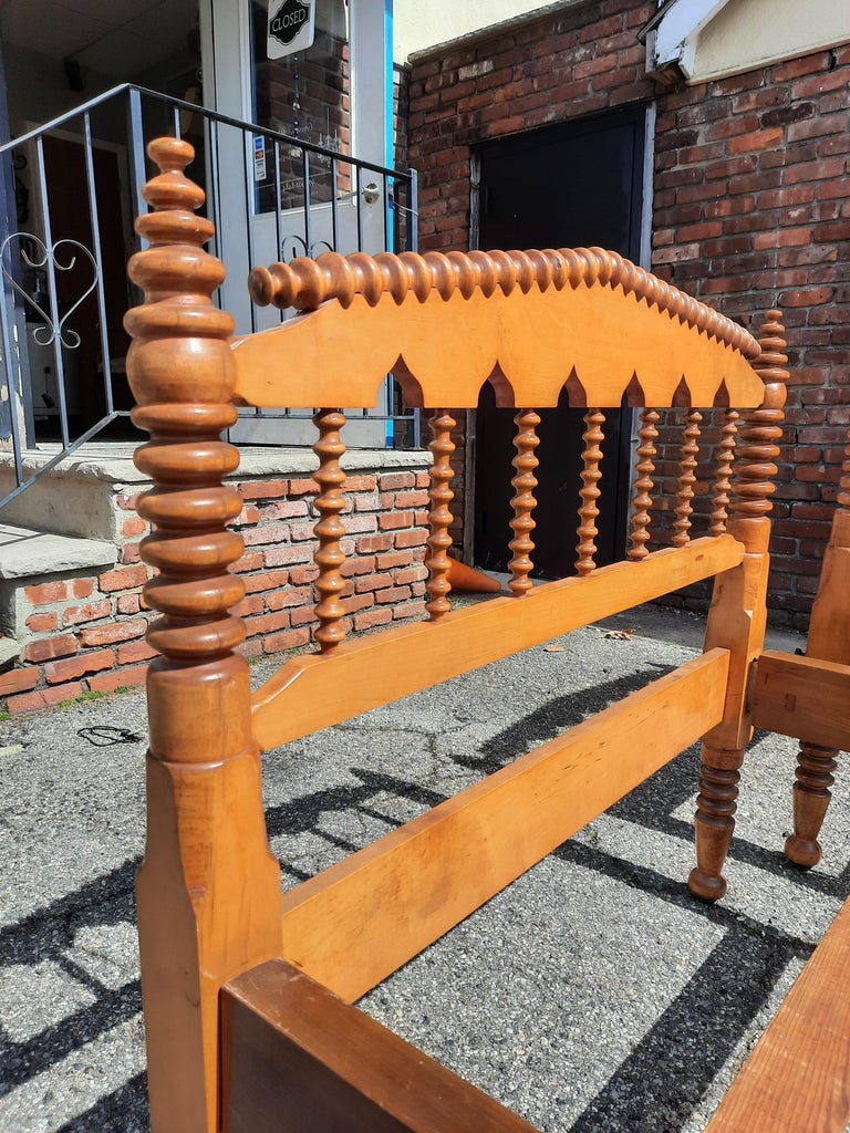 Pair of Antique American Maple Twin Beds For Sale at 1stDibs