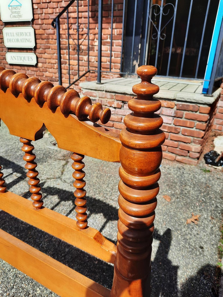 Pair of Antique American Maple Twin Beds For Sale at 1stDibs