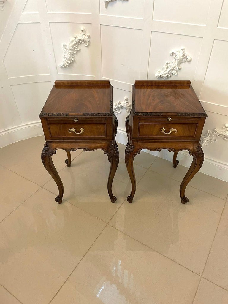 Pair of Antique Quality Figured Mahogany Bedside Tables For Sale at 1stDibs