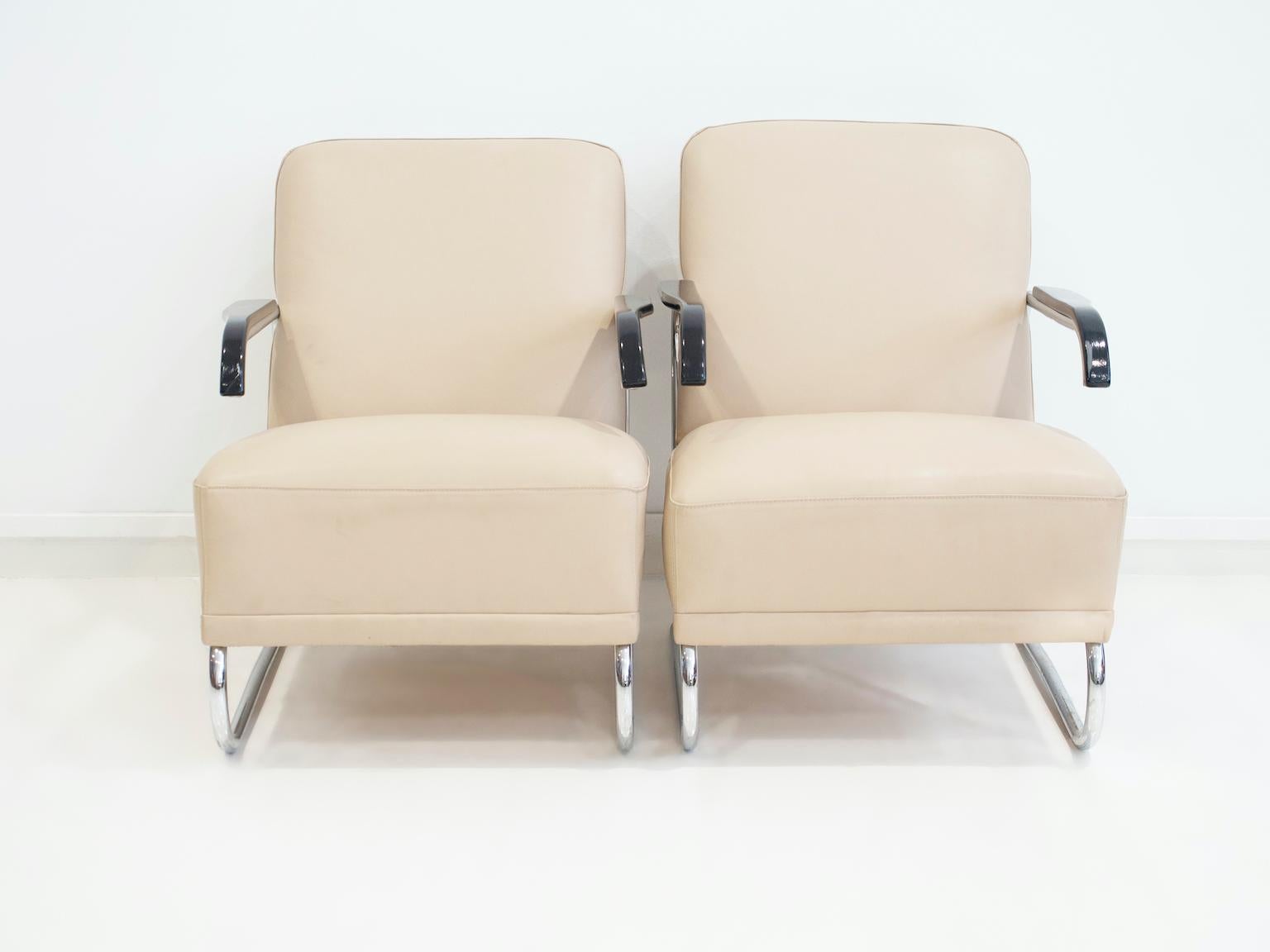 Pair of Beige Leather and Tubular Steel Lounge Chairs For Sale at 1stDibs