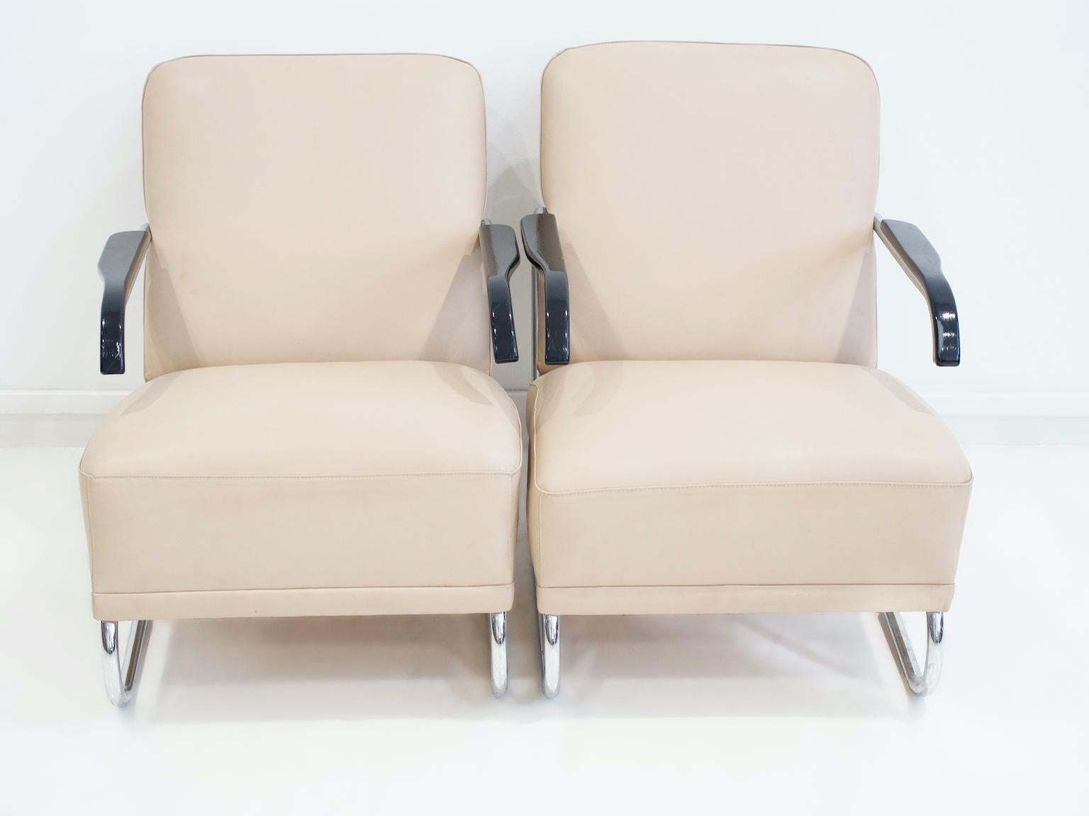 Pair of Beige Leather and Tubular Steel Lounge Chairs For Sale at 1stDibs