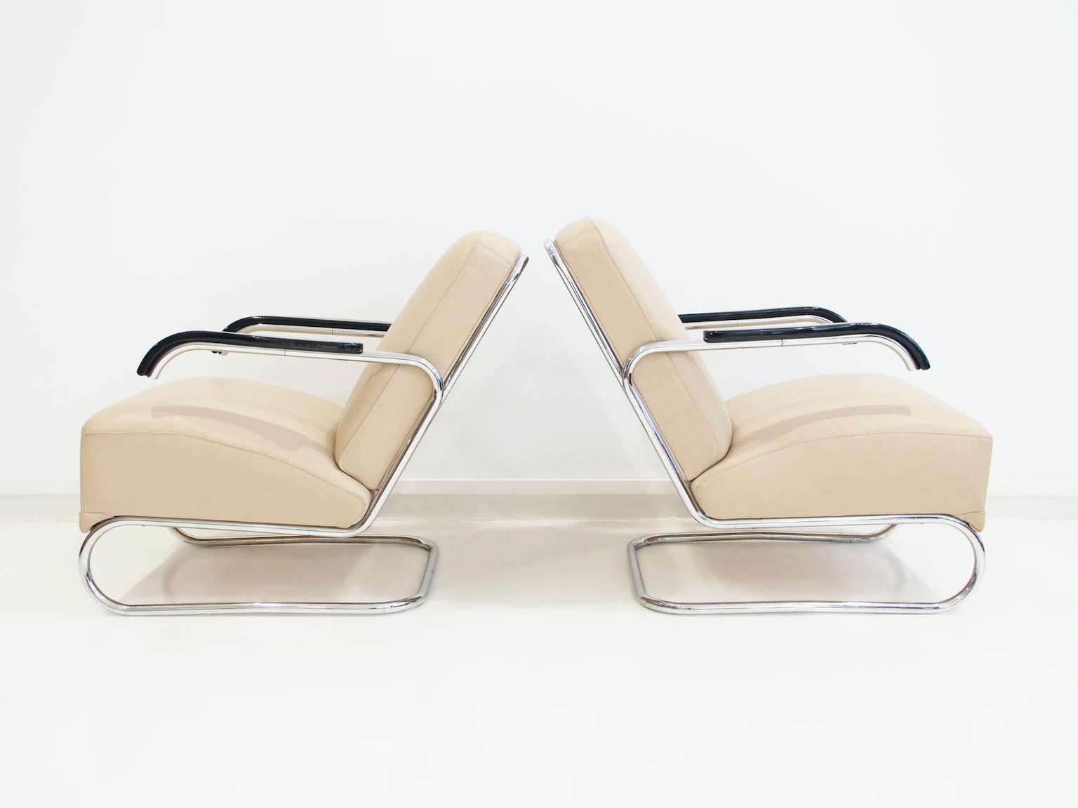 Pair of Beige Leather and Tubular Steel Lounge Chairs For Sale at 1stDibs