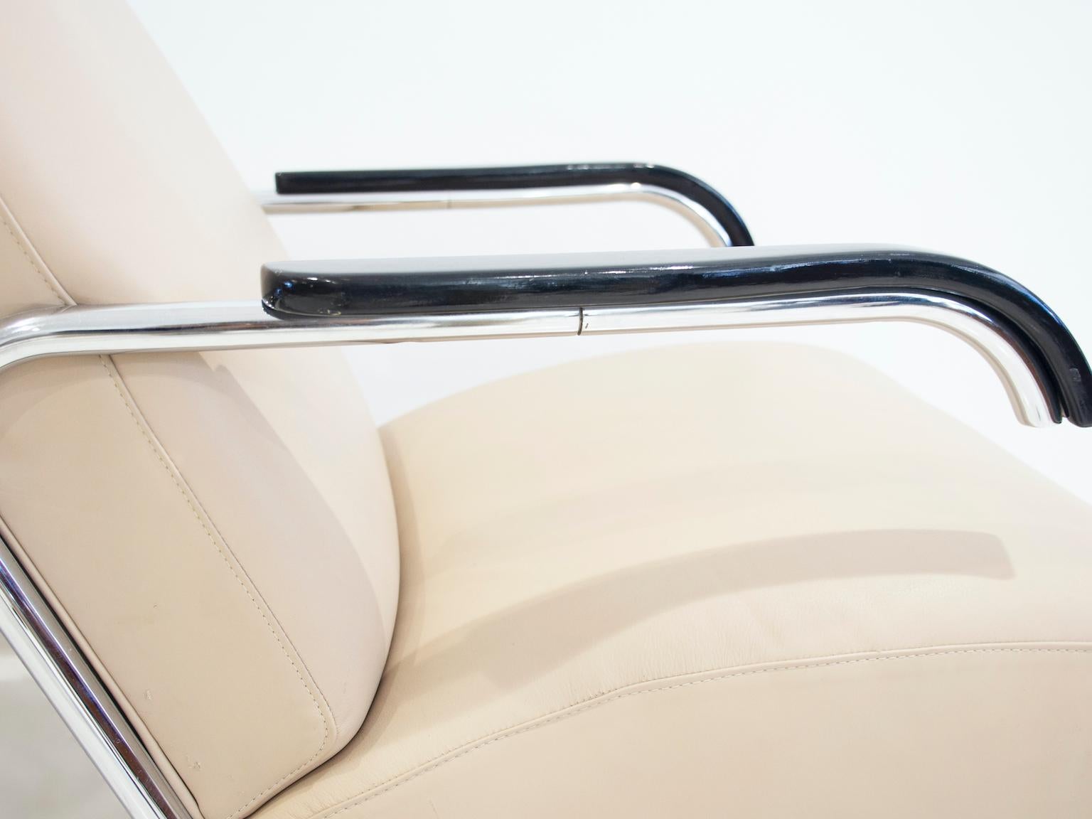 Pair of Beige Leather and Tubular Steel Lounge Chairs For Sale at 1stDibs