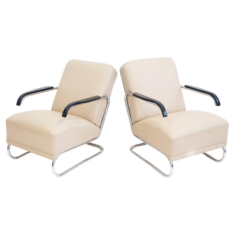 Pair of Beige Leather and Tubular Steel Lounge Chairs For Sale at 1stDibs