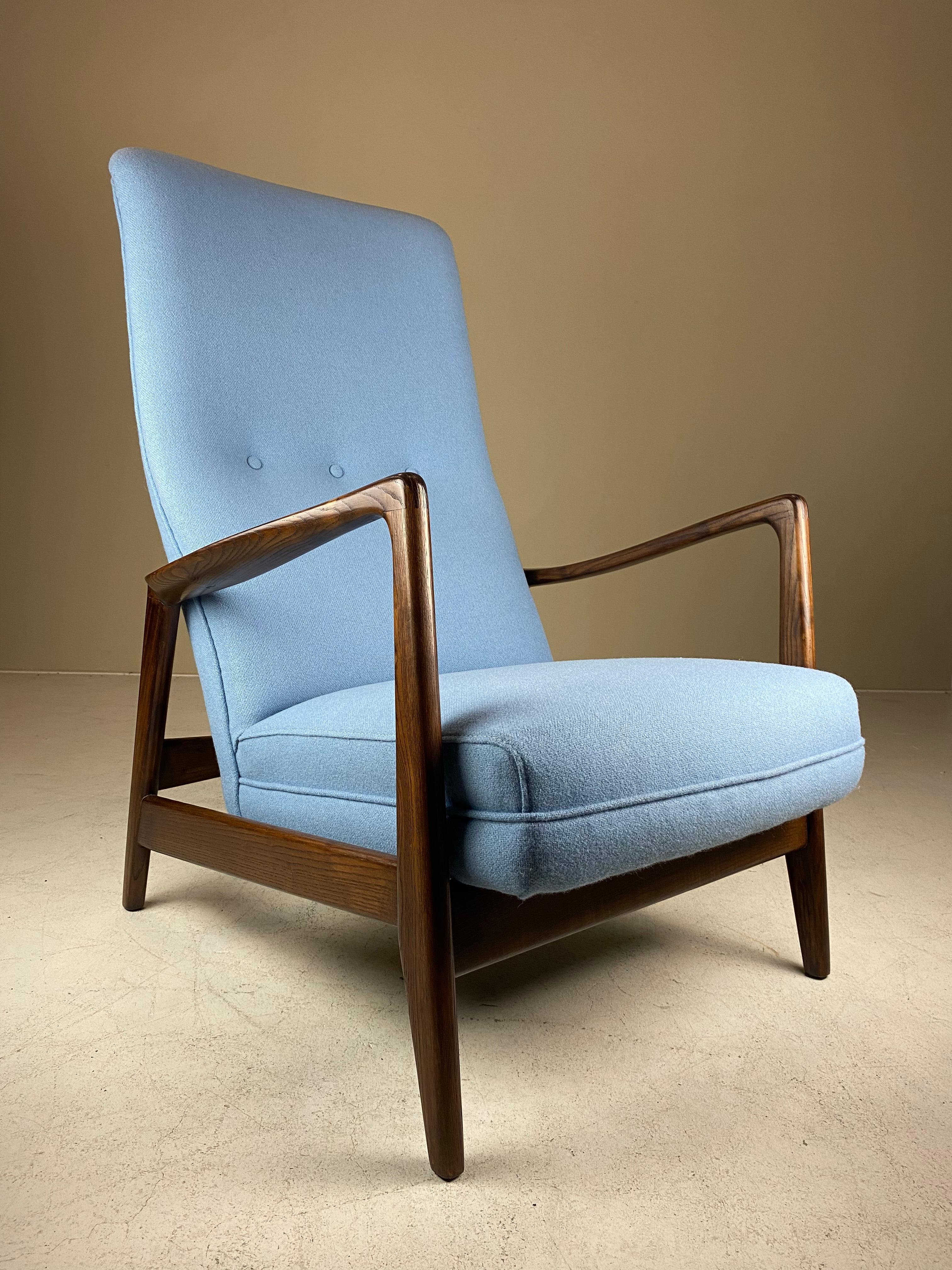 Pair of Cassina no. 829 Highback Lounge Chairs by Gio Ponti, Parco dei Principe For Sale at 1stDibs