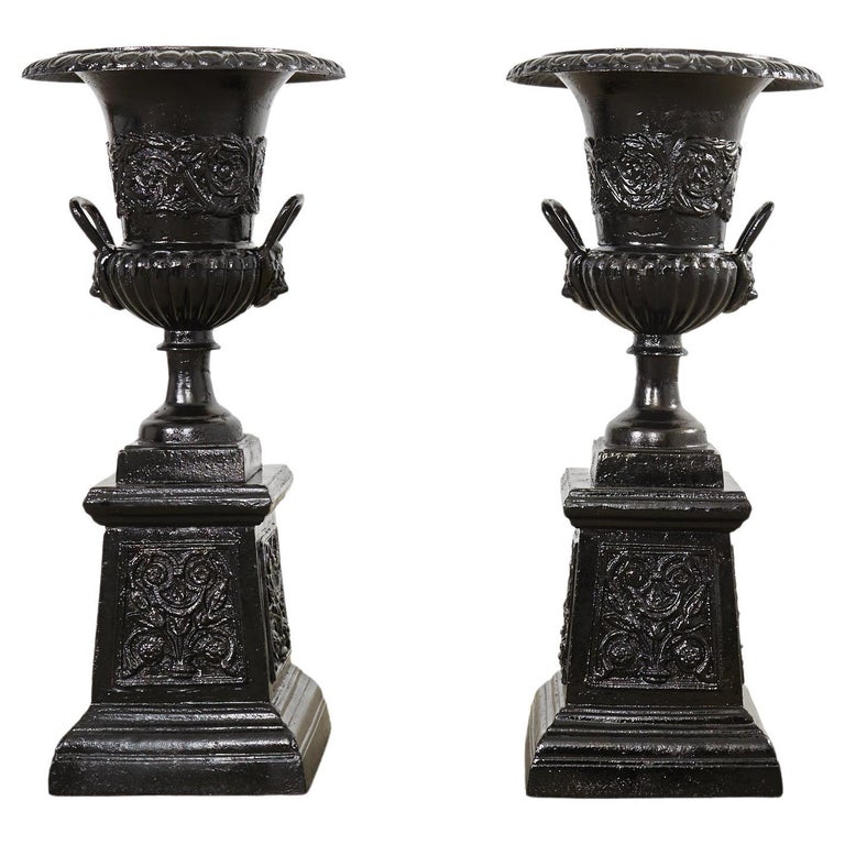 Paire d'urnes de jardin en fonte de forme Campana sur pied En vente sur ...