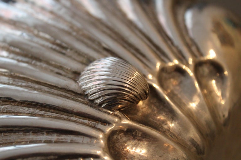 Pair of chased silver shells, stamped by the goldsmith Missaglia For Sale at 1stDibs