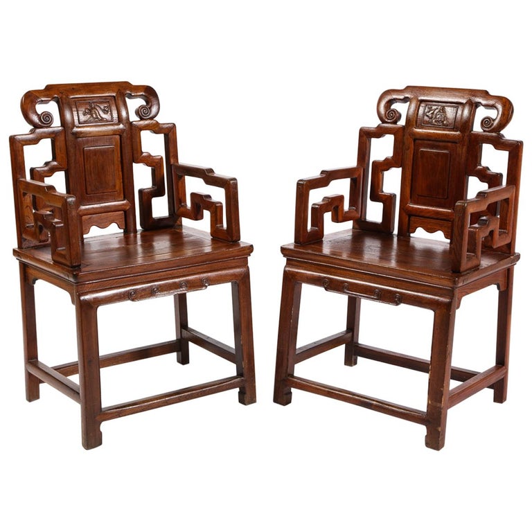 Paire de chaises chinoises en bois dur avec motifs ajourés et panneaux ...
