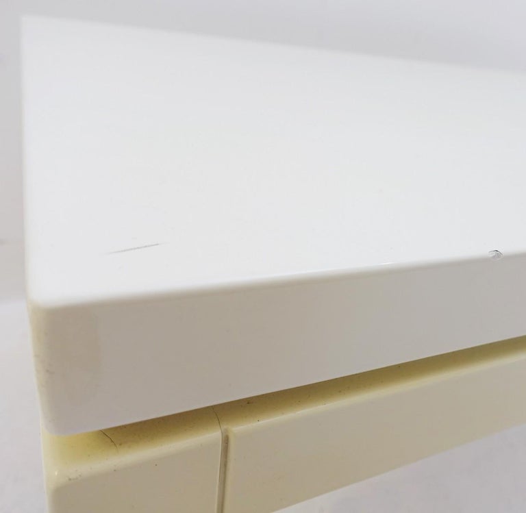 Pair of Cream White Lacquered End Tables For Sale at 1stDibs