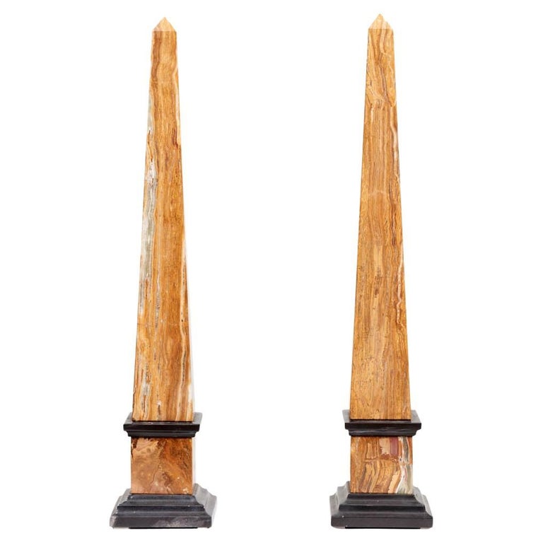 Paire d'obélisques décoratifs Grand Tour de style néoclassique En vente ...