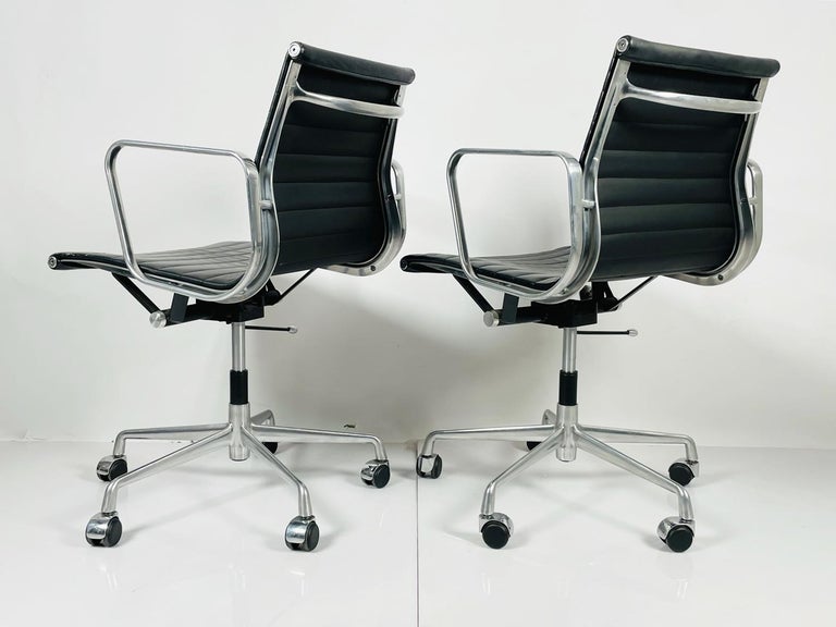 Pair of Eames Aluminum Group Chairs For Sale at 1stDibs