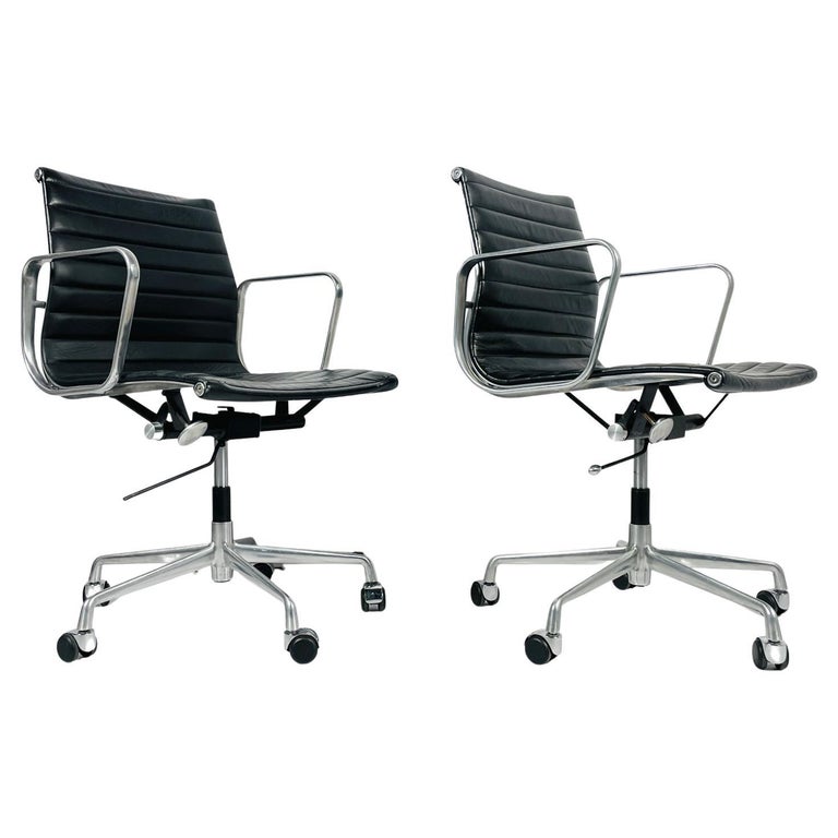 Pair of Eames Aluminum Group Chairs For Sale at 1stDibs