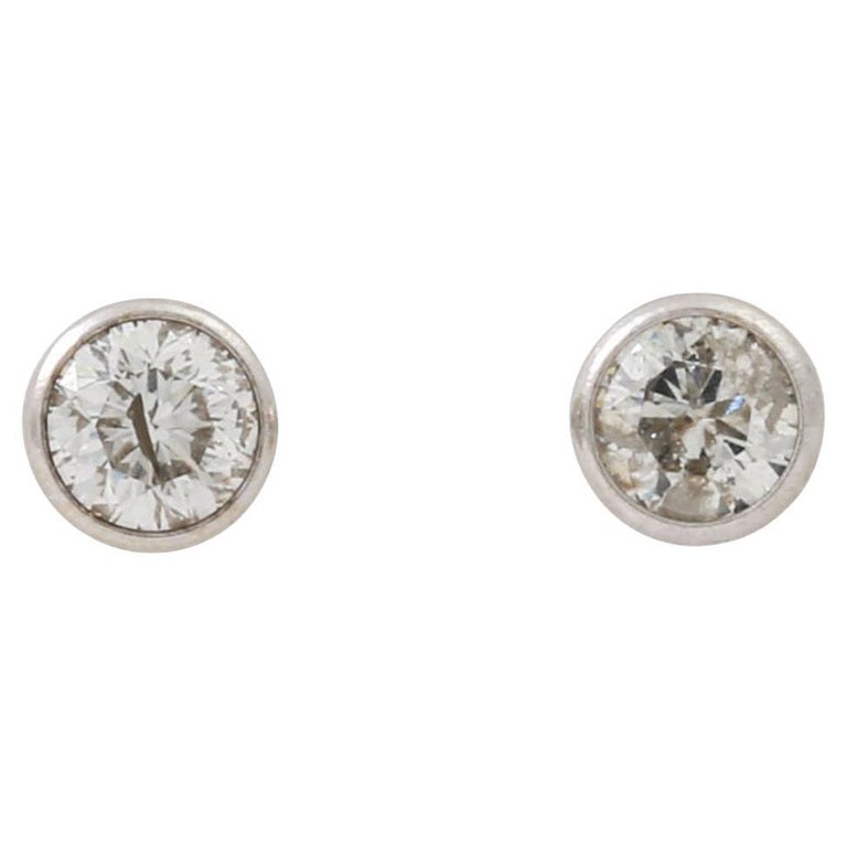 Pair of Ear Studs with 2 Diamonds For Sale at 1stDibs