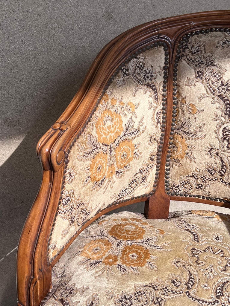 Zwei runde Bergere-Sessel aus geschnitztem Nussbaumholz im ...