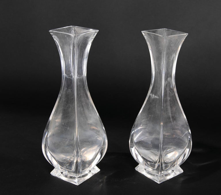 Paire de vases en verre de forme incurvée et de moulure carrée En vente ...