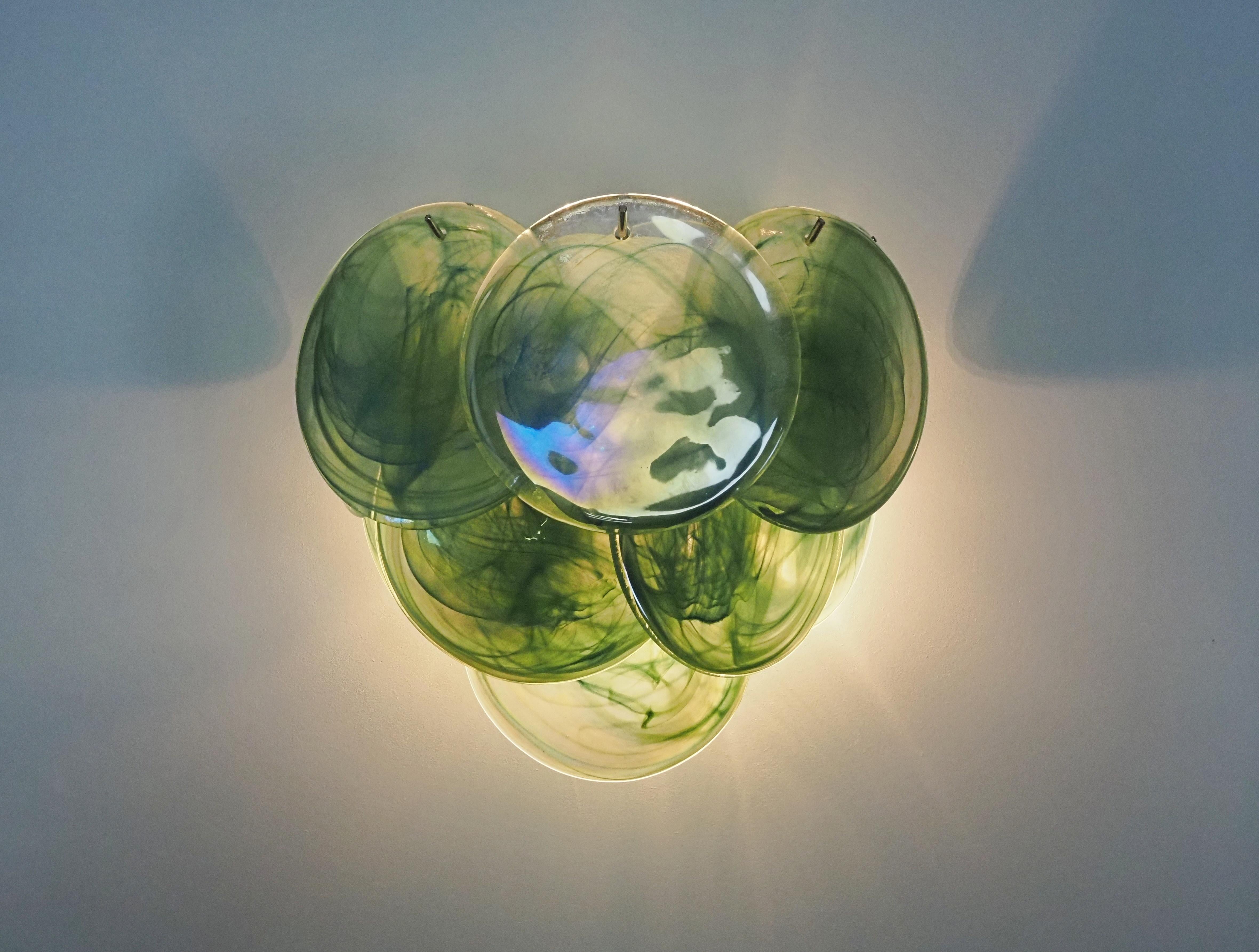 Paire d'appliques murales en verre - 10 disques irisés vert albâtre En ...