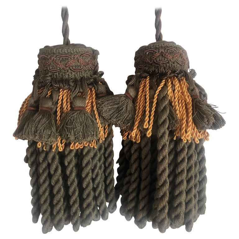 Pair of Green and Gold Decorative Key Tassels For Sale at 1stDibs