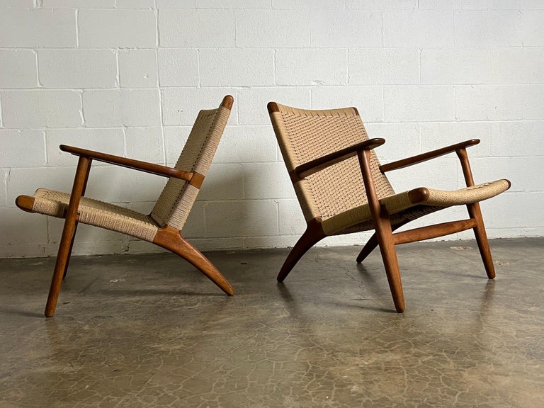 Pair of Hans Wegner CH-25 Lounge Chairs at 1stDibs | wegner lounge