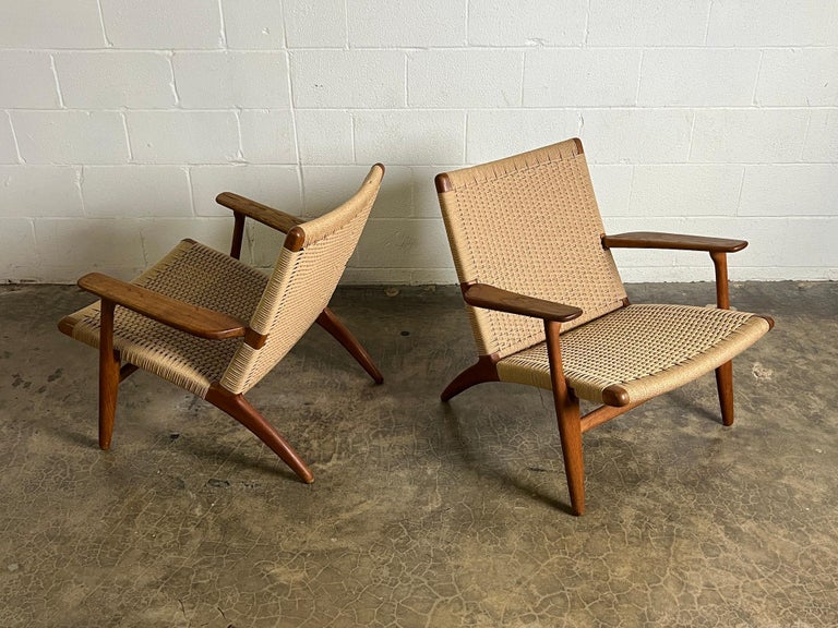 Pair of Hans Wegner CH-25 Lounge Chairs at 1stDibs | wegner lounge