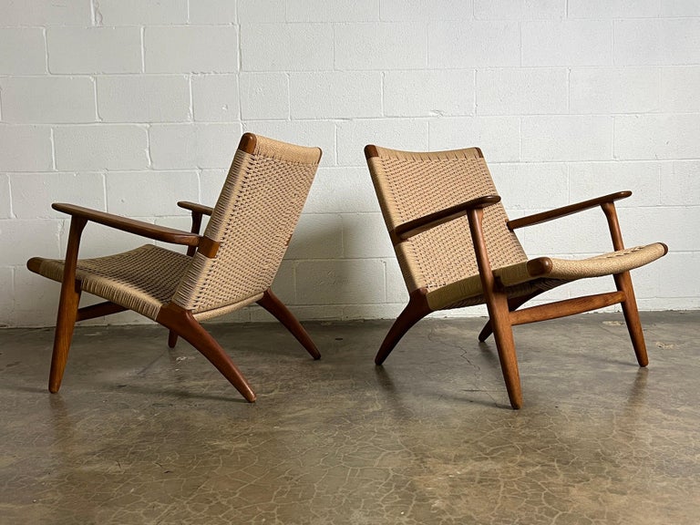 Pair of Hans Wegner CH-25 Lounge Chairs at 1stDibs | wegner lounge