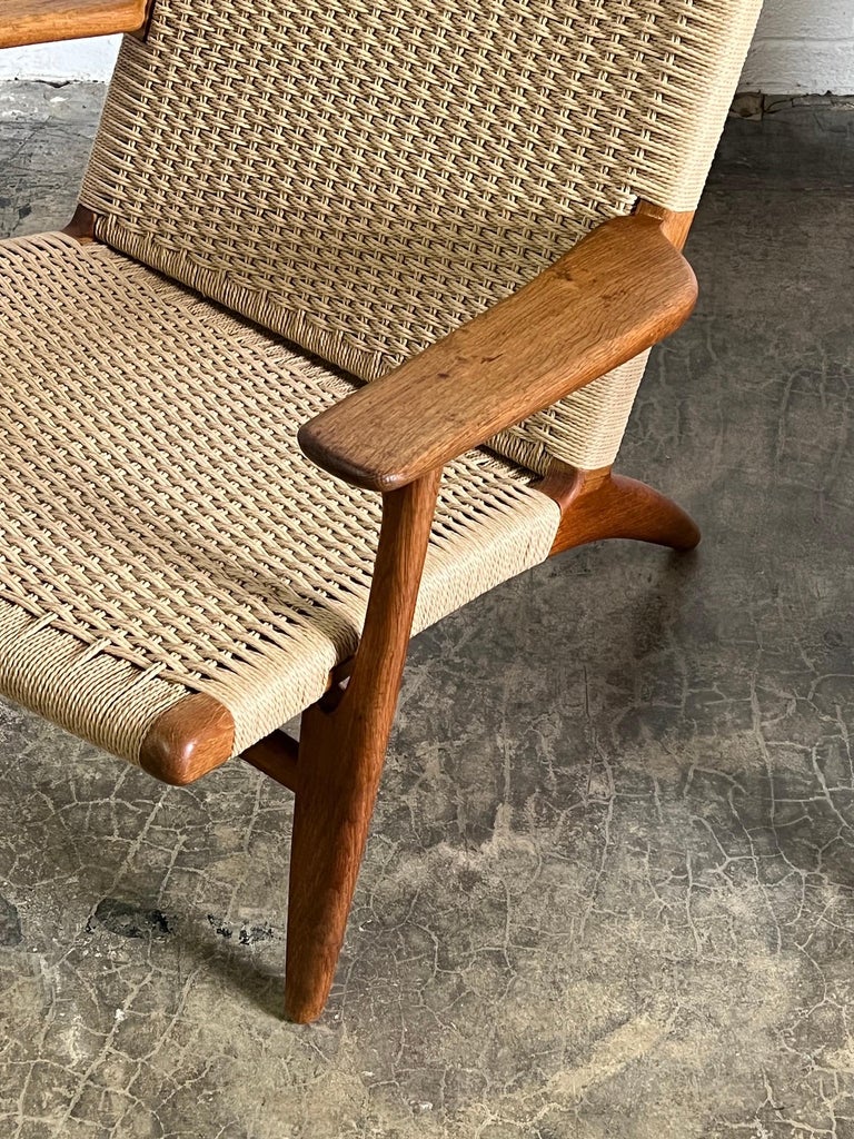 Pair of Hans Wegner CH-25 Lounge Chairs at 1stDibs | wegner lounge