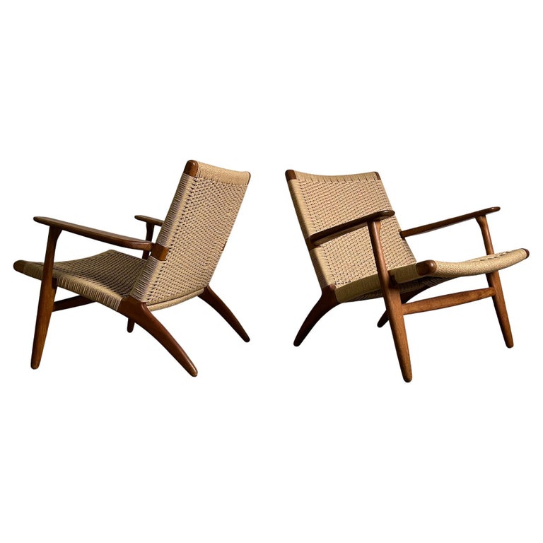 Pair of Hans Wegner CH-25 Lounge Chairs at 1stDibs | wegner lounge