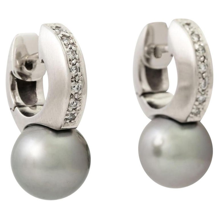 Paar Creolen mit 2 Tahiti-Perlen im Angebot bei 1stDibs