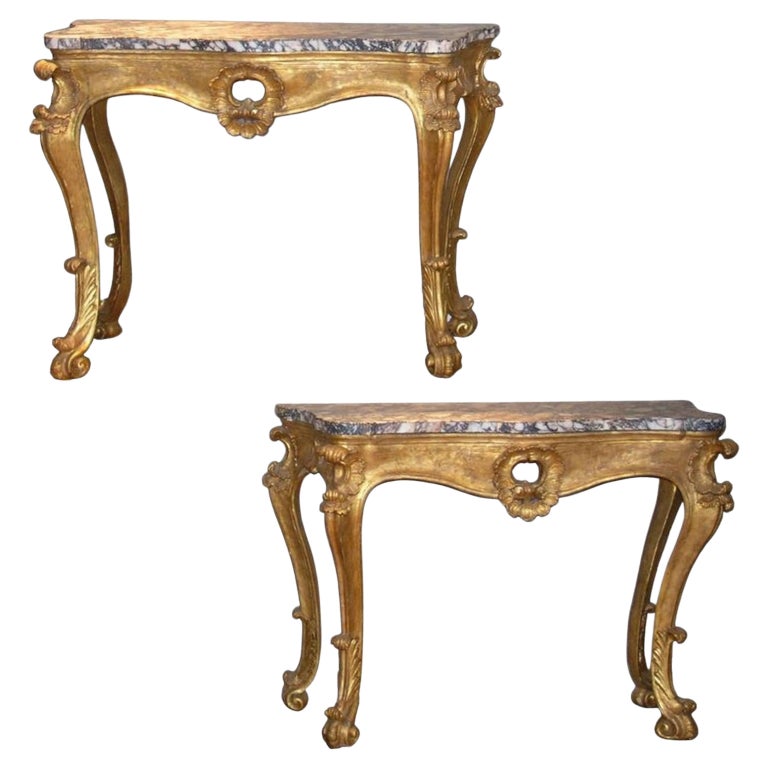 Paire de consoles italiennes en bois doré avec plateau en marbre de ...