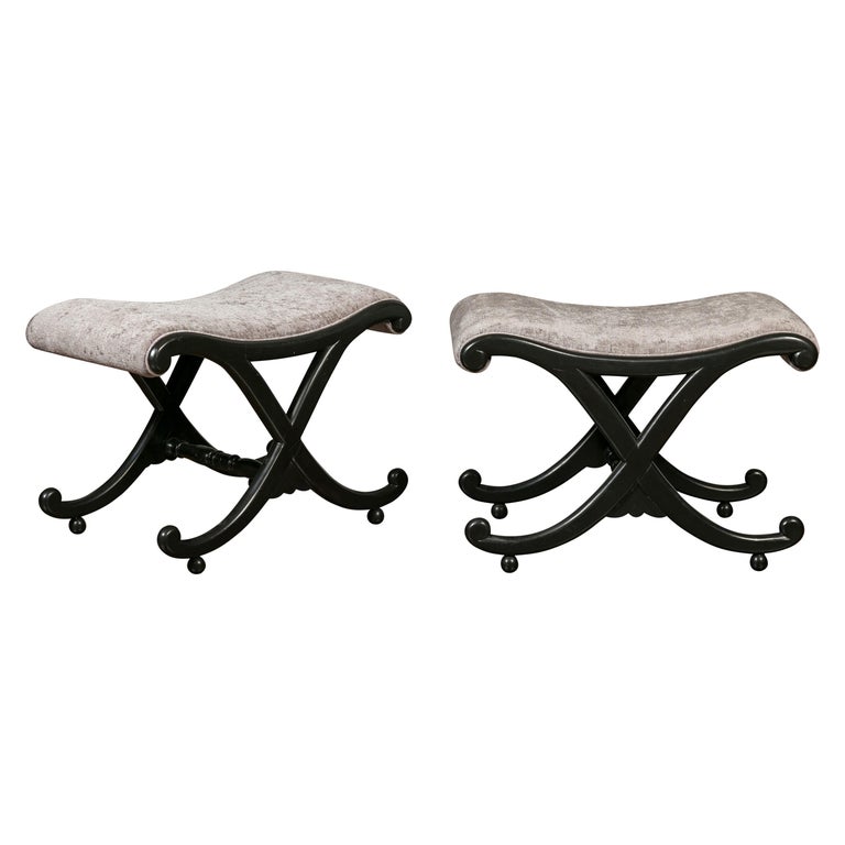 Paar italienische X-Form-Hocker aus ebonisiertem Holz mit grauer ...