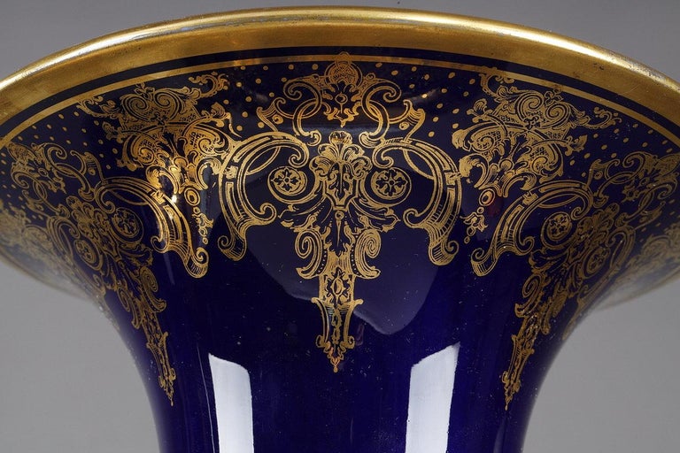 Pair of large porcelain vases with "Valentine blue" background For Sale ...
