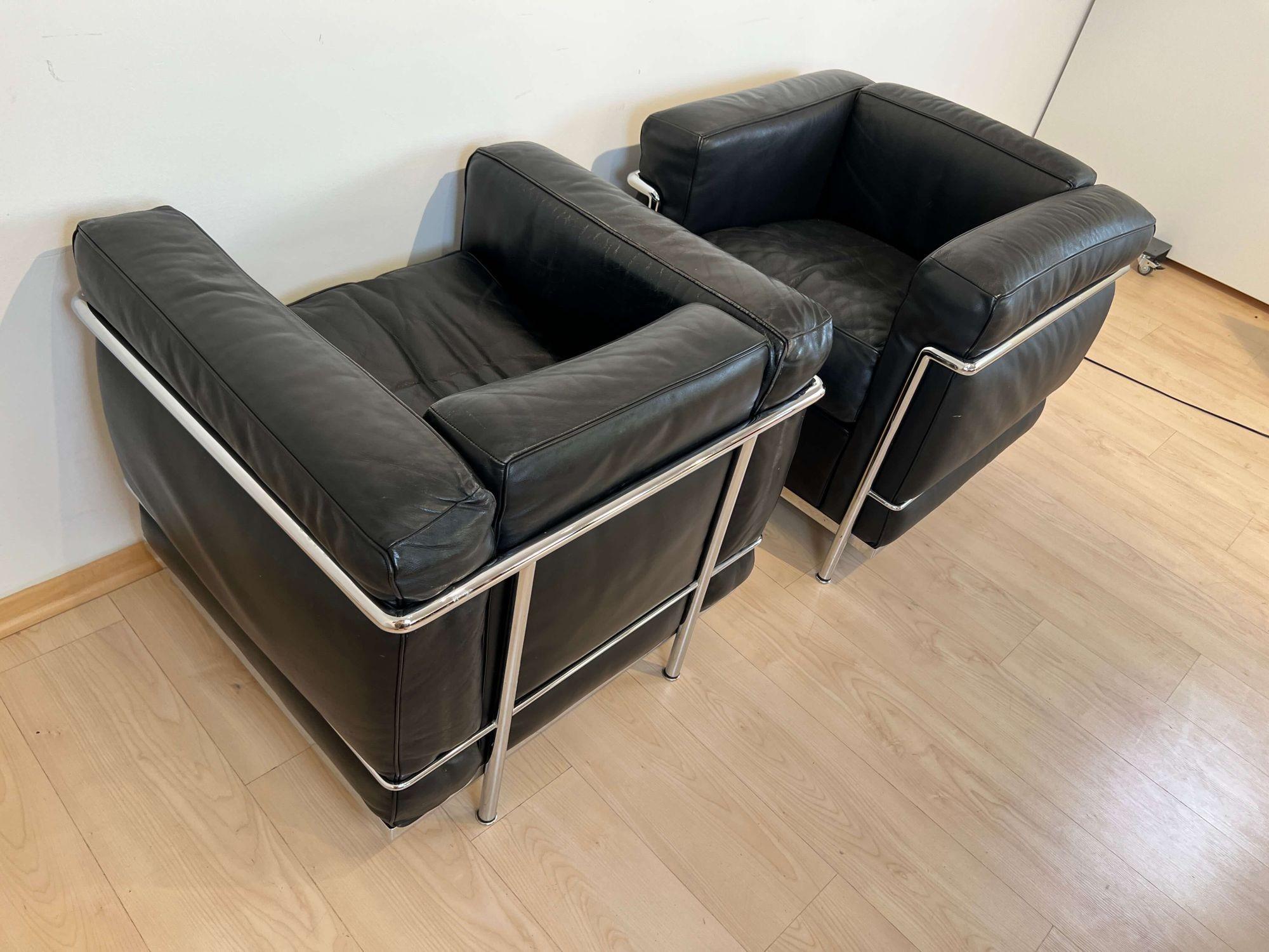 Single LC2 Petit Confort Lounge Chair, Chromed Frame and Black Leather ...