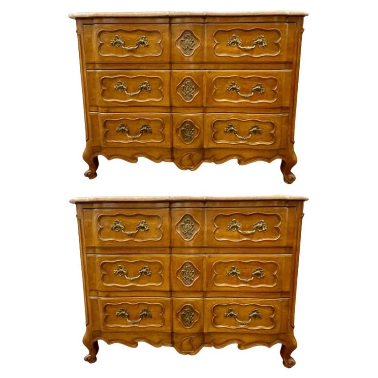 Paire de commodes de style Louis XV à plateau en marbre attribuées à la ...