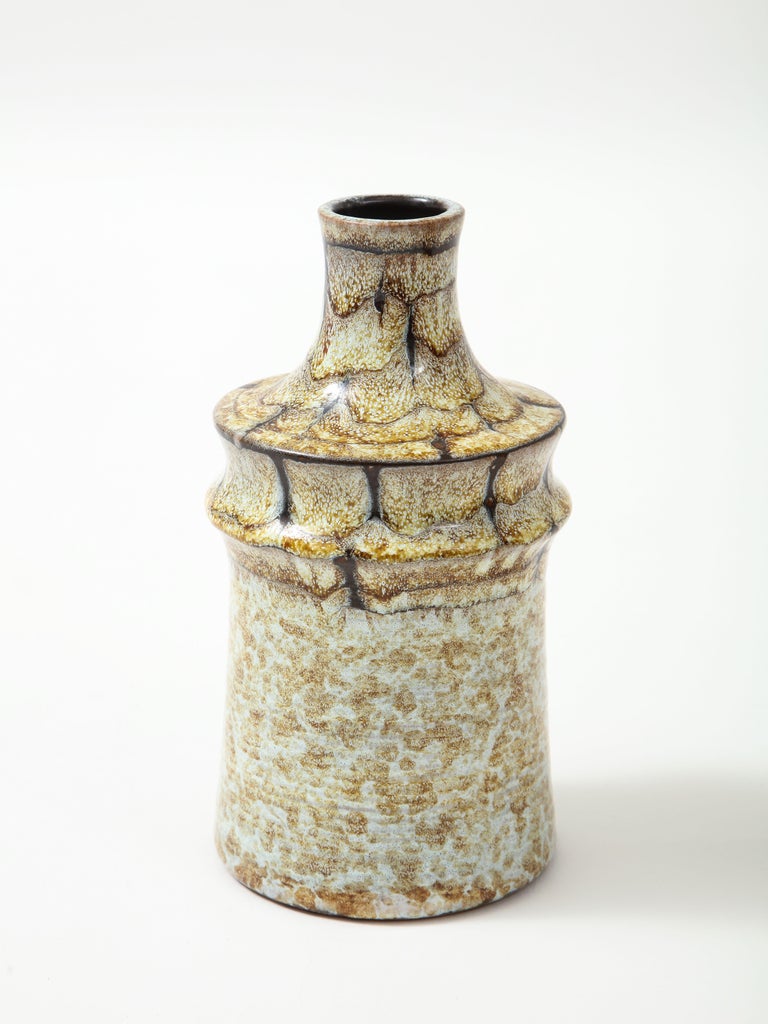 Paar keramische Gefäße aus der Mitte des Jahrhunderts mit geschichteten ...