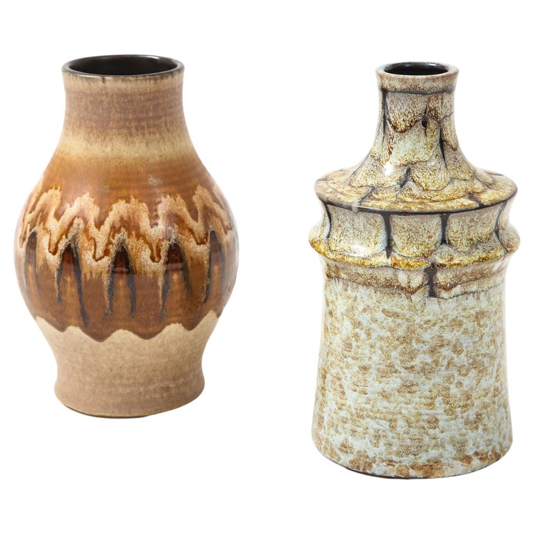 Paar keramische Gefäße aus der Mitte des Jahrhunderts mit geschichteten ...