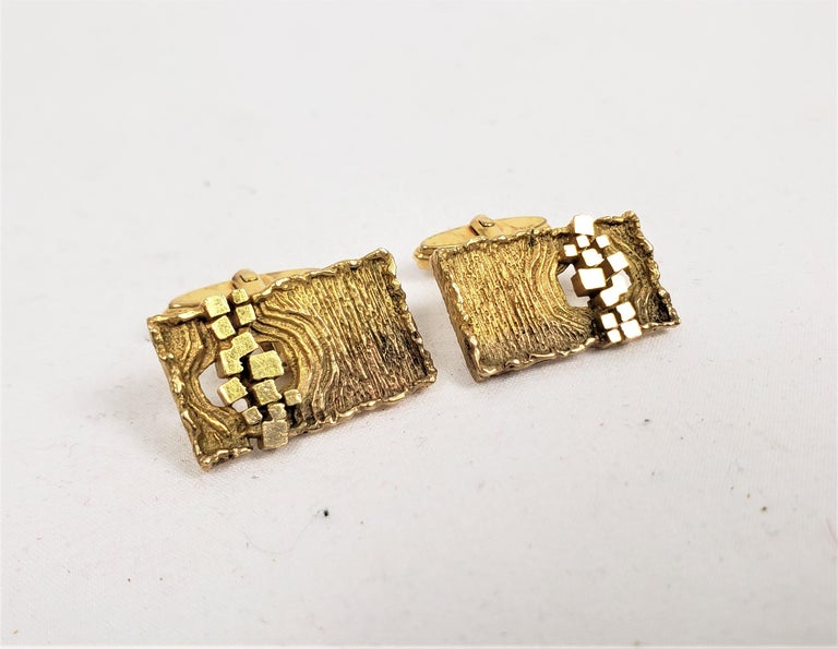 Pair of Mid-Century Modern Brutalist Styled 18 Karat Yellow Gold Cufflinks For Sale at 1stDibs