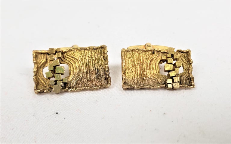 Pair of Mid-Century Modern Brutalist Styled 18 Karat Yellow Gold Cufflinks For Sale at 1stDibs