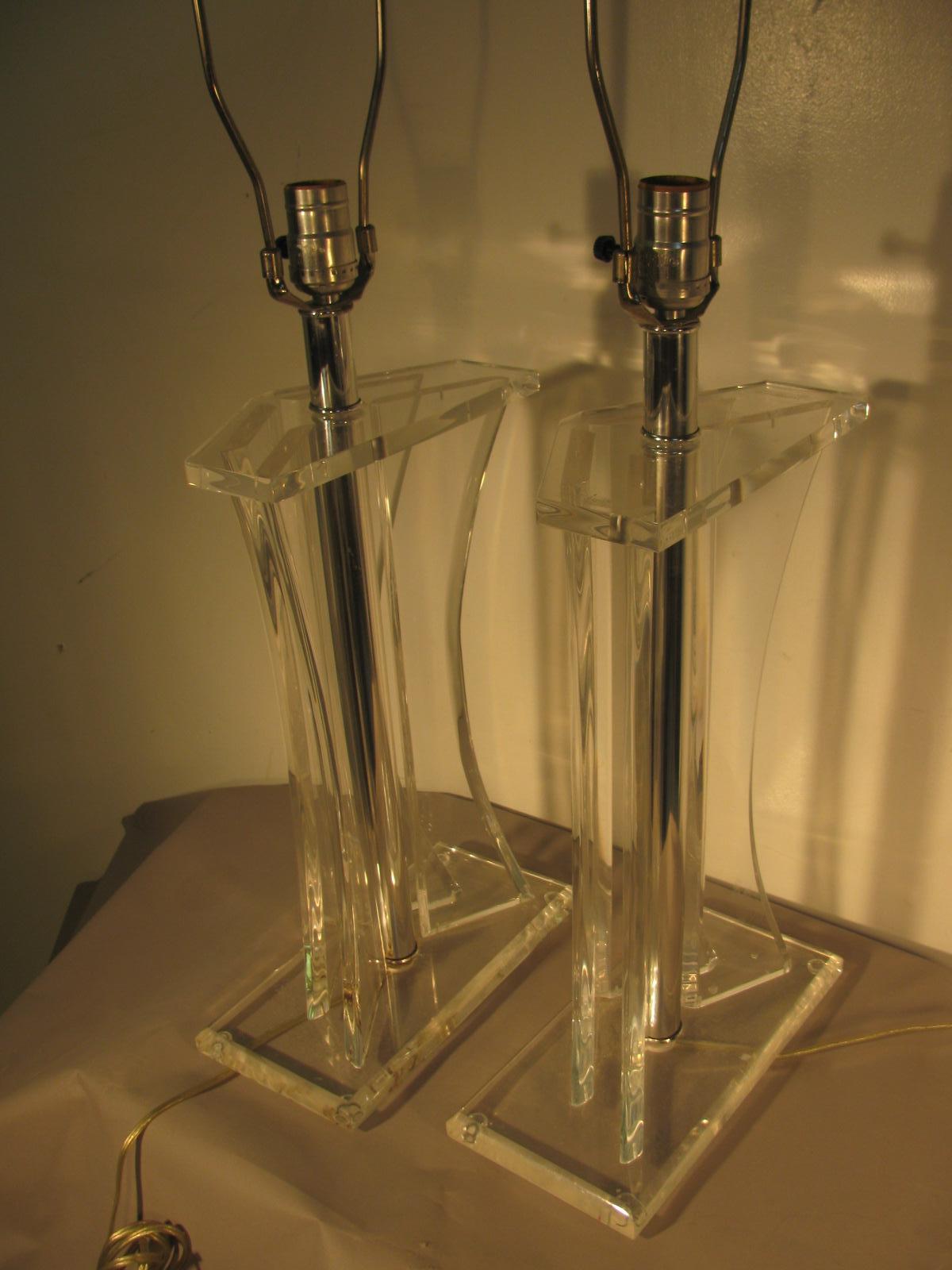 Pair of Mid-Century Modern Lucite Table Lamps For Sale at 1stDibs