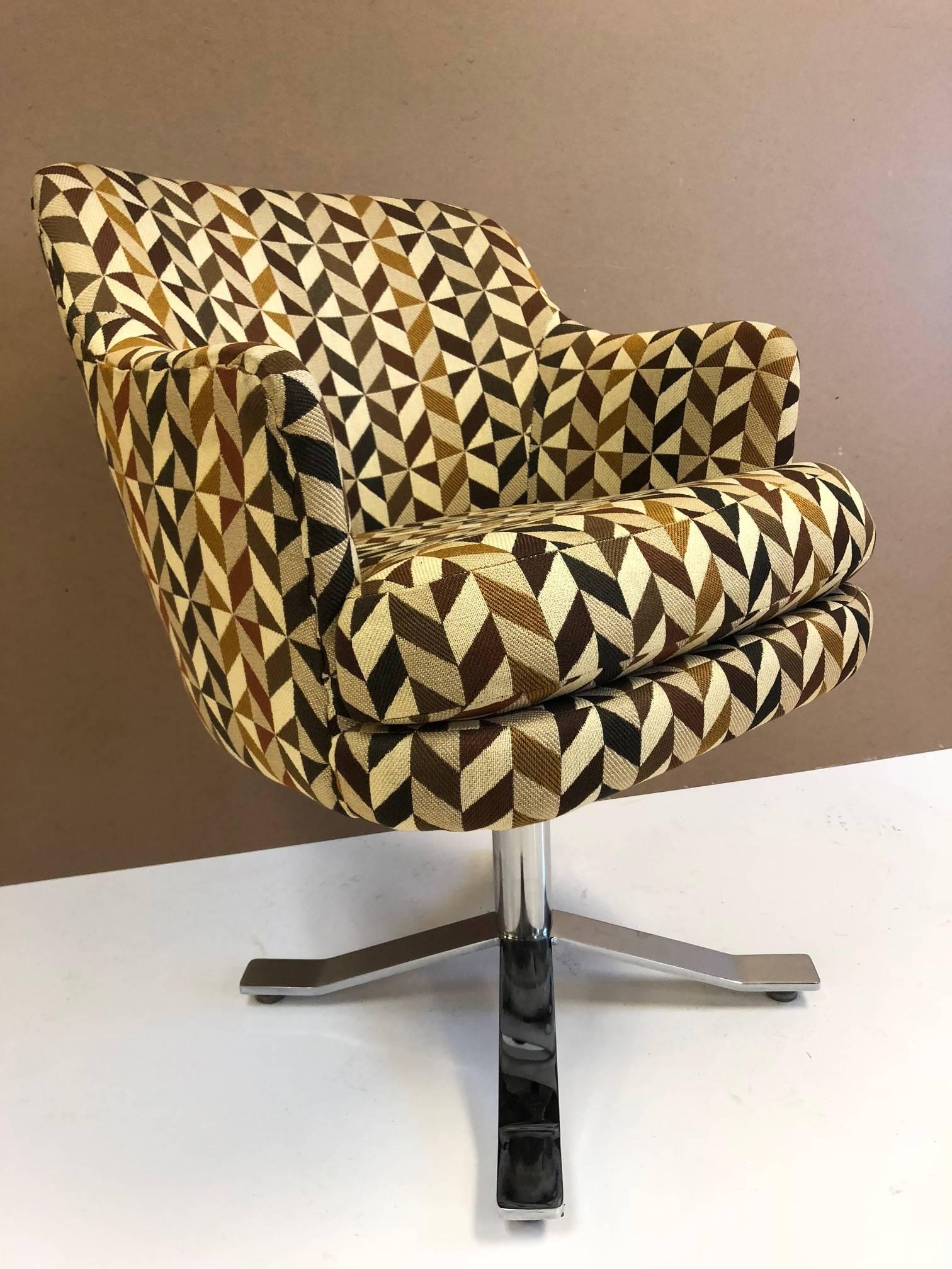 Pair of Mid-Century Modern Swivel Chairs at 1stDibs