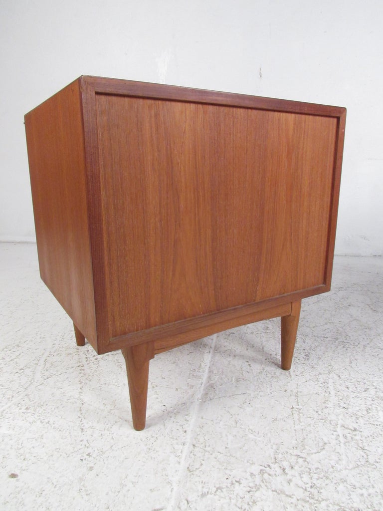 Pair of Mid-Century Modern Teak Nightstands at 1stDibs