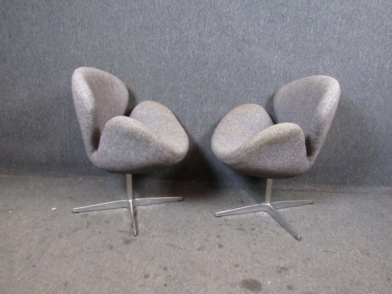 Pair of Midcentury Swan Swivel Chairs For Sale at 1stDibs