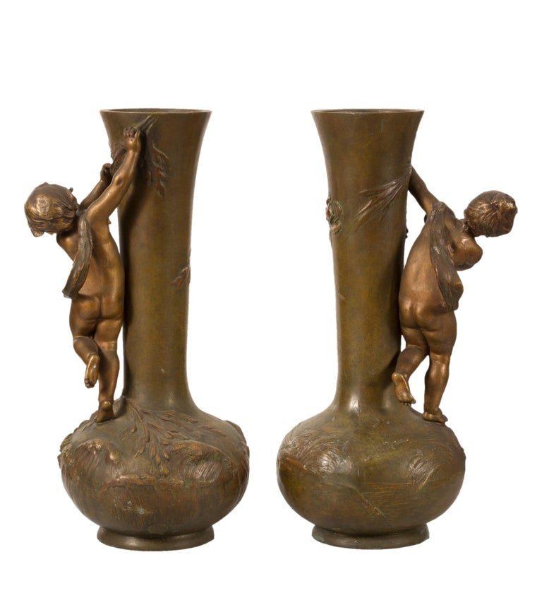 Paire de vases modernistes:: calamine 'métal':: signés "L and F Moreau ...