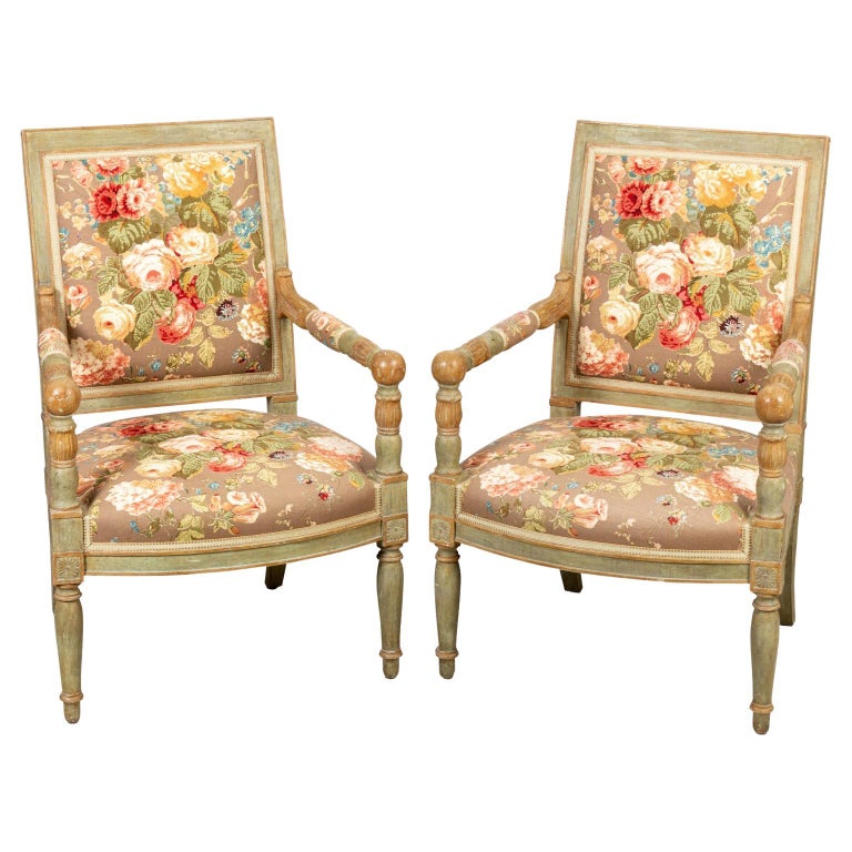 Paar offene Sessel mit Chintz-Stoff im Angebot bei 1stDibs