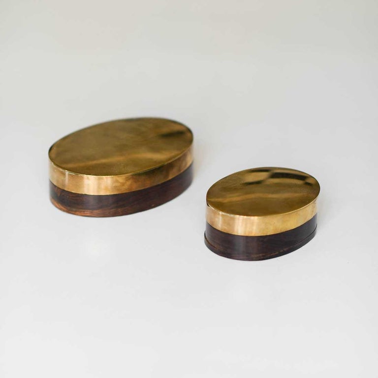 Pair of oval brass and wood boxes from the 1970s For Sale at 1stDibs
