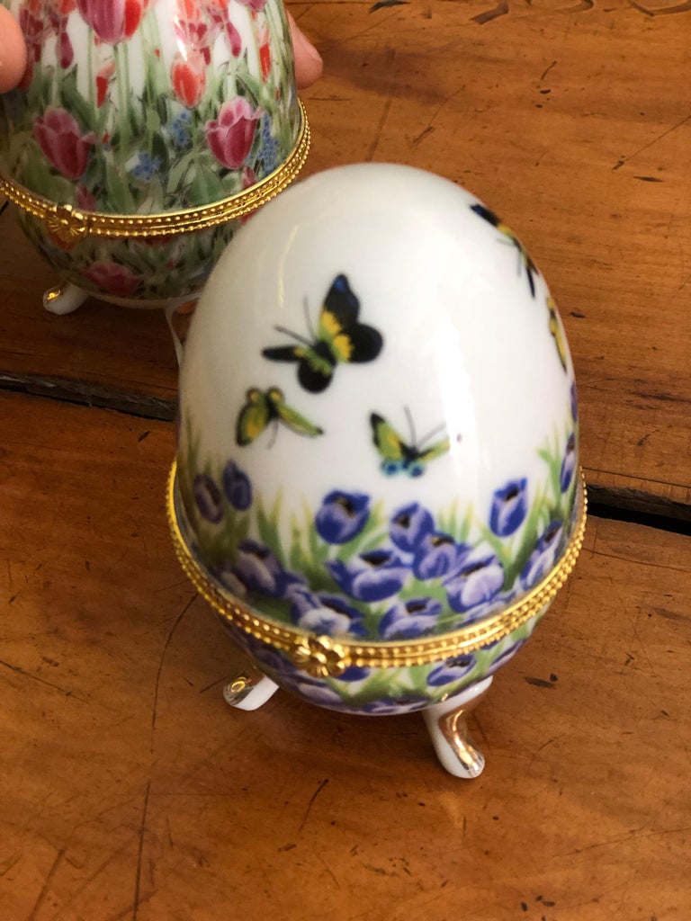 Pair of Painted Decorative Ceramic Boxes Tripod Eggs For Sale at 1stDibs