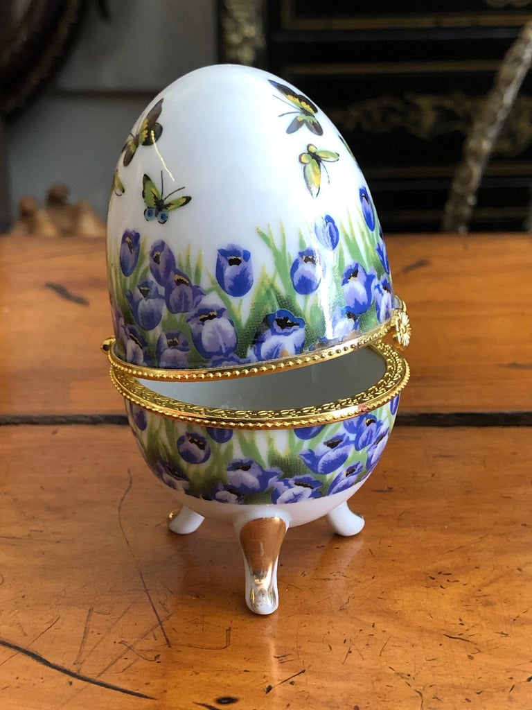 Pair of Painted Decorative Ceramic Boxes Tripod Eggs For Sale at 1stDibs